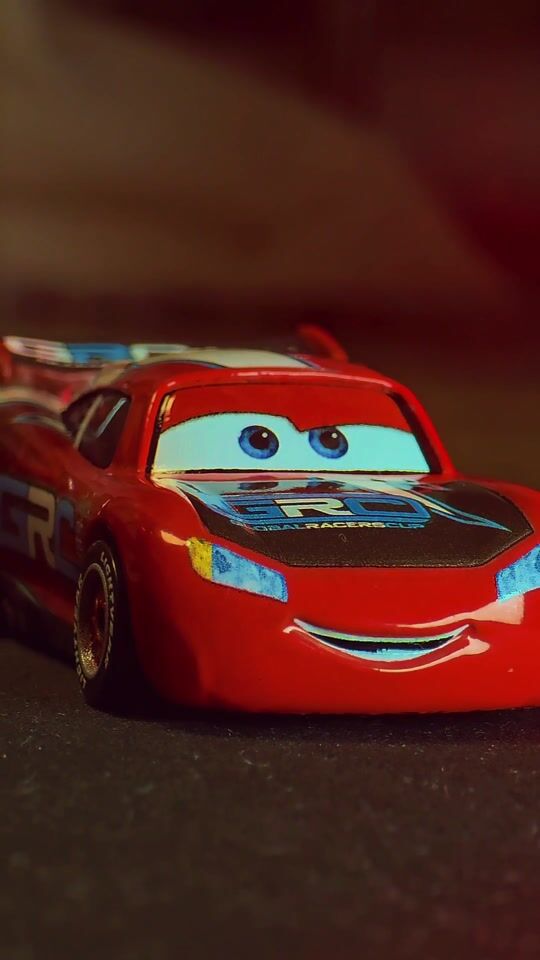 CARS GLOBAL RACERS CUP LIGHTING MCQUEEN (Video) | Skroutz.gr